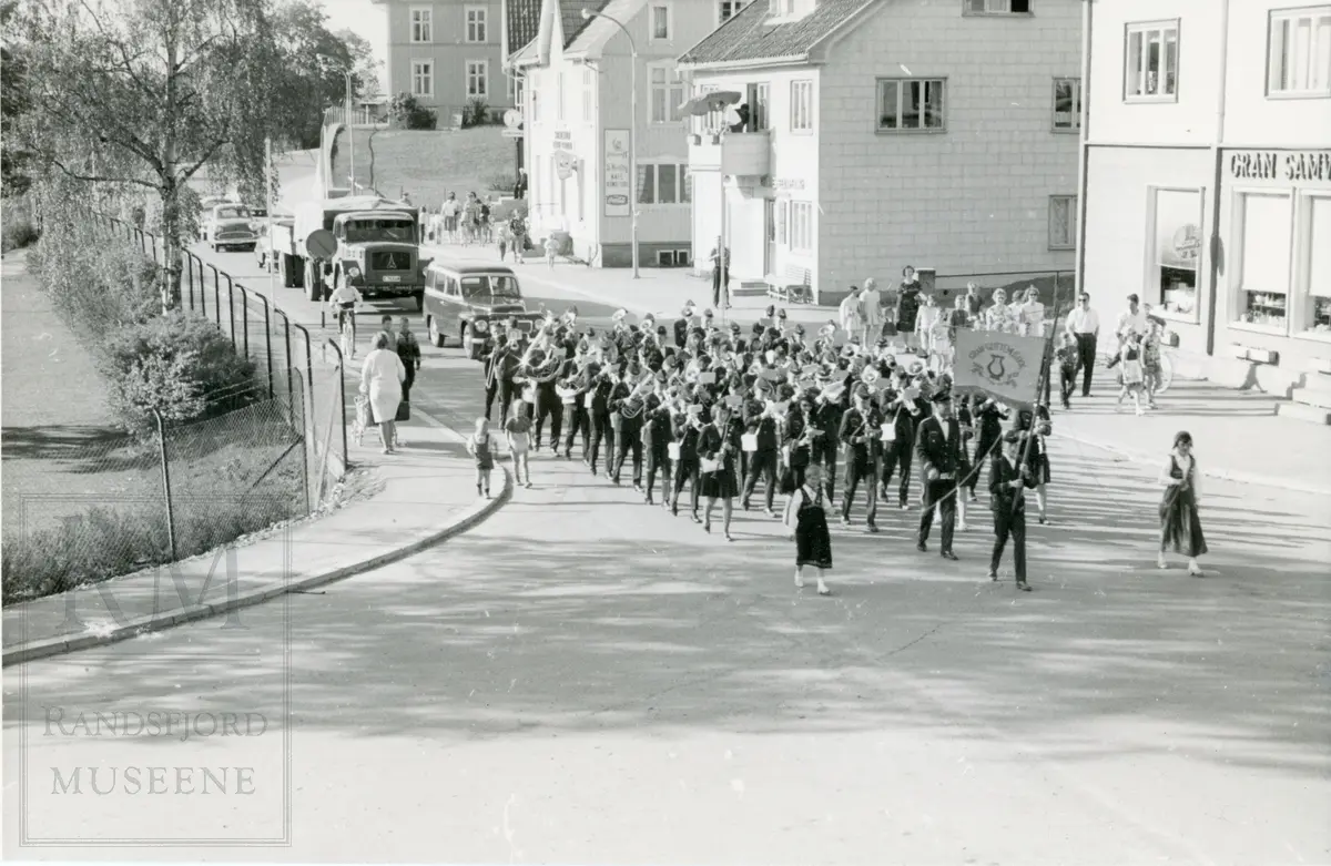 Gran jente- og guttekorps marsjerer gjennom Gran sentrum. - Hadeland ...