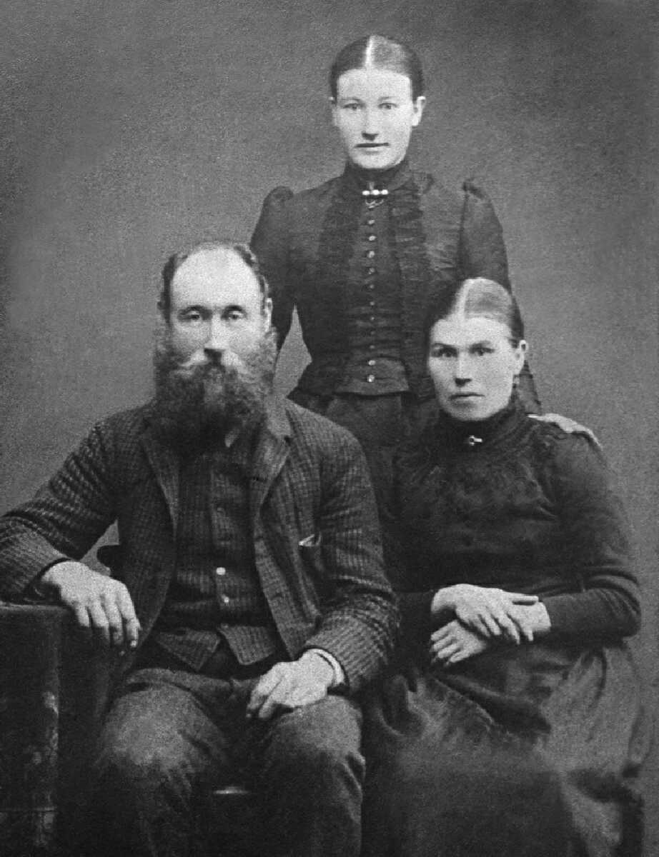 Portrett. Karsten Olsen, Julianna Jørgensdtr. Olsen. Bak: Jonette ...