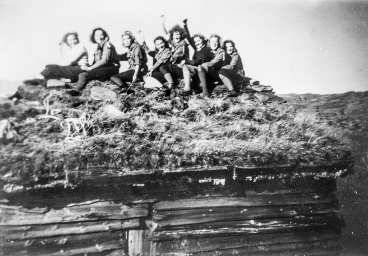 Speidarar på eit torvtak under ein utflukt til Løyning. - Kraftmuseet ...