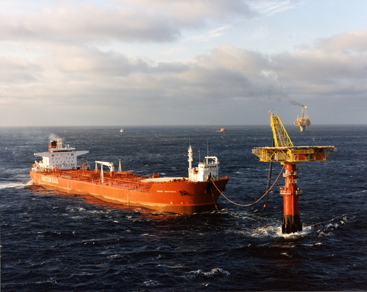 Bøyelasteren Marie Knutsen laster olje ved lastebøyen på Draugenfeltet ...