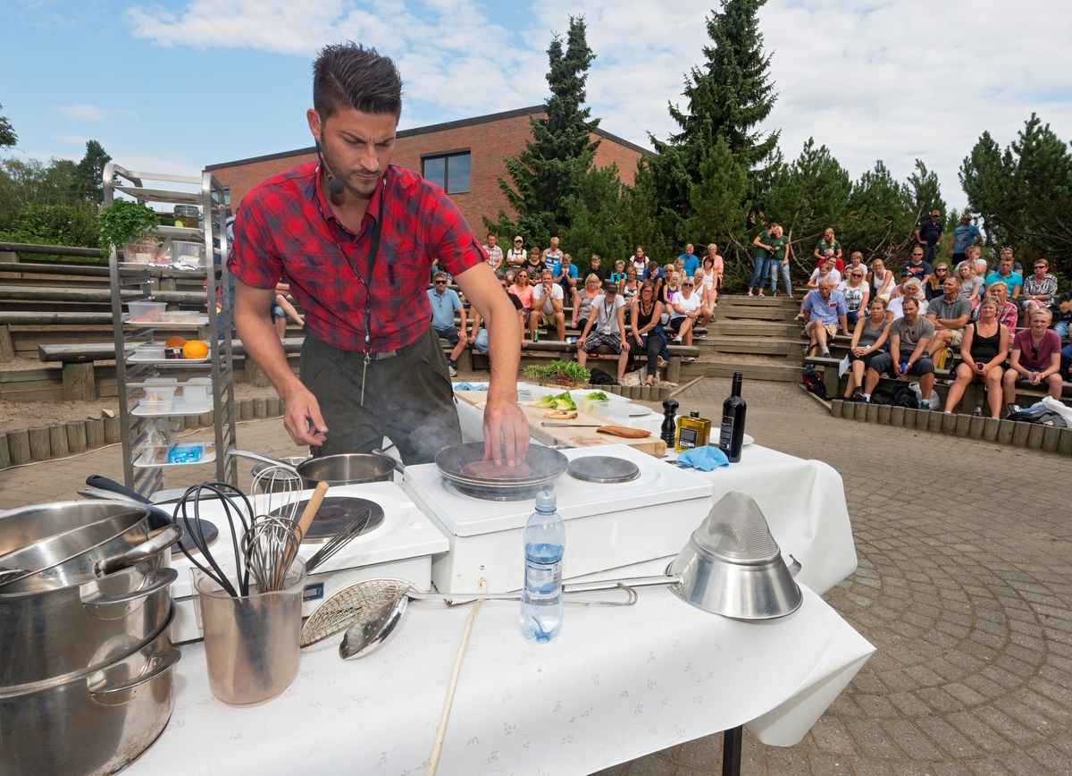 Kokken Daniél Rougé Madsen viser tilberedning av viltretter i ...