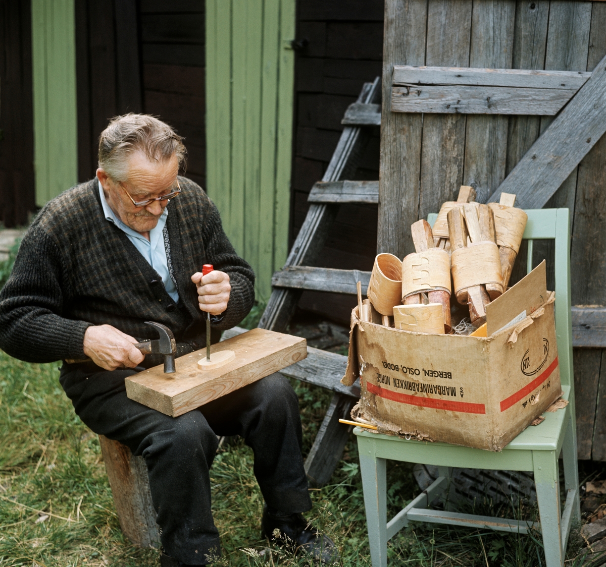 Andreas Stenseth (1890-1972) fra Løten lager neverbutter. Da dette ...