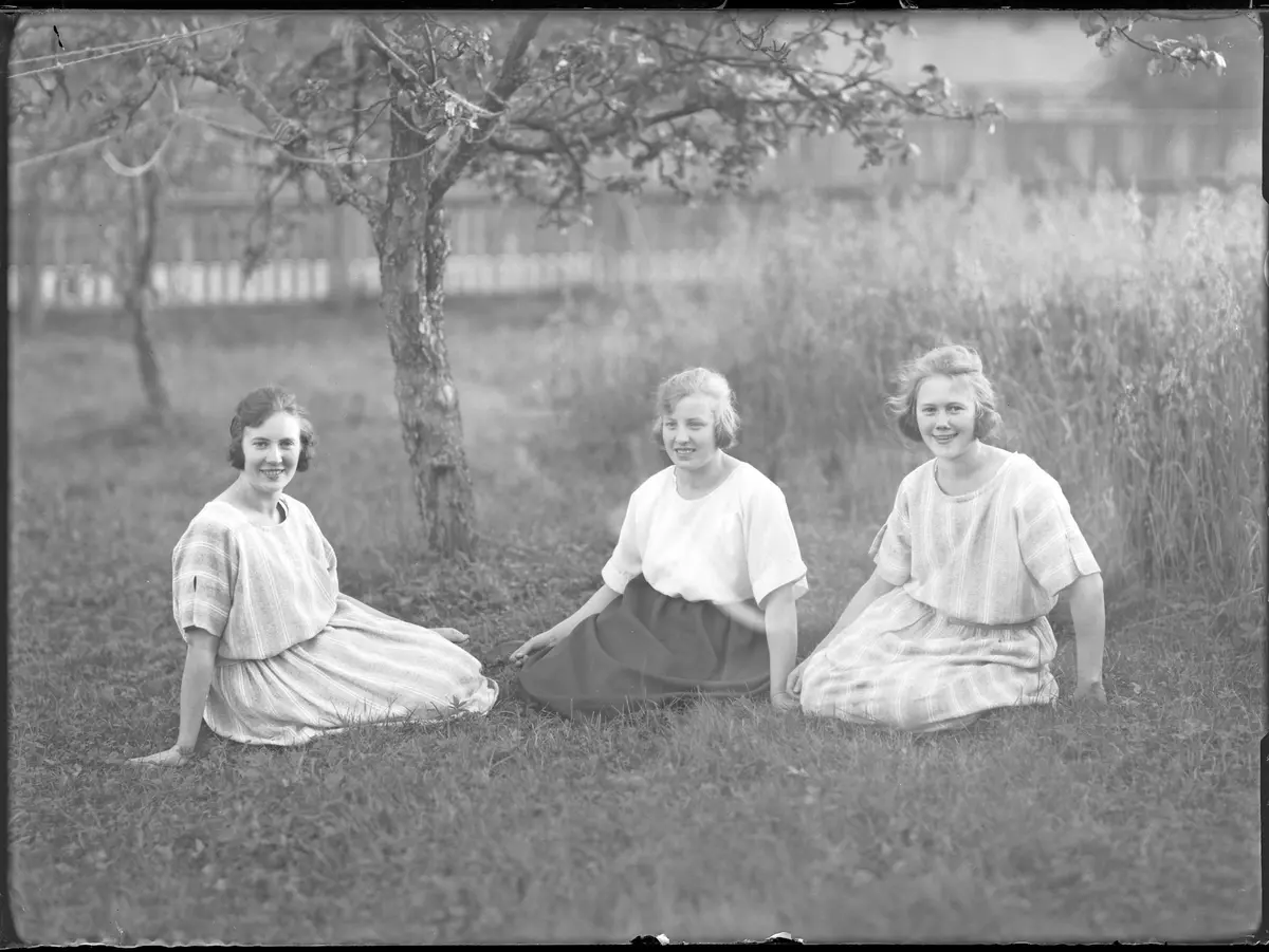 Lisa, Agnes och Lilly sitter i gräset under ett träd. - Alingsås museum ...