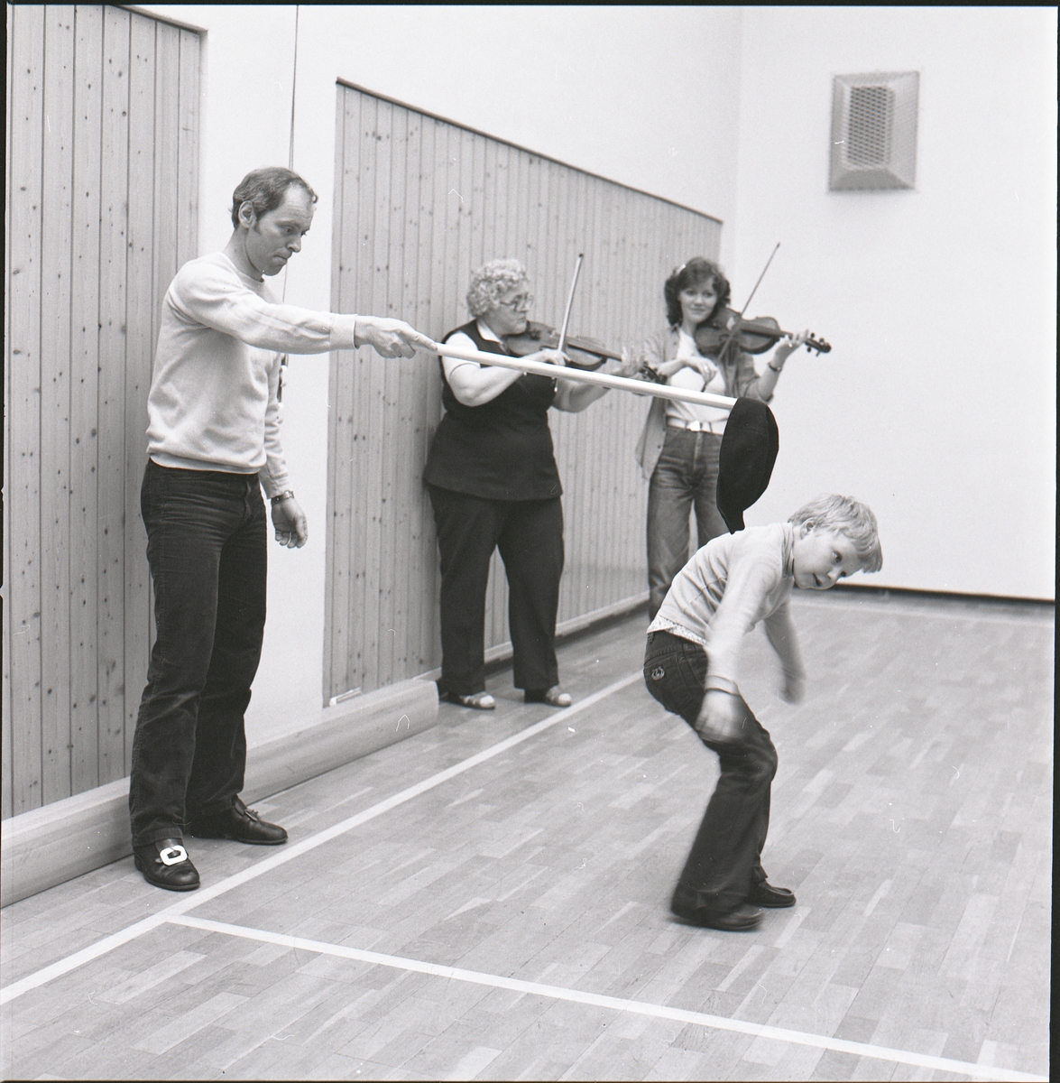 Trysil-Knut Dans- og spelmannslag. Hallingdans i gymsal, unggutter ...