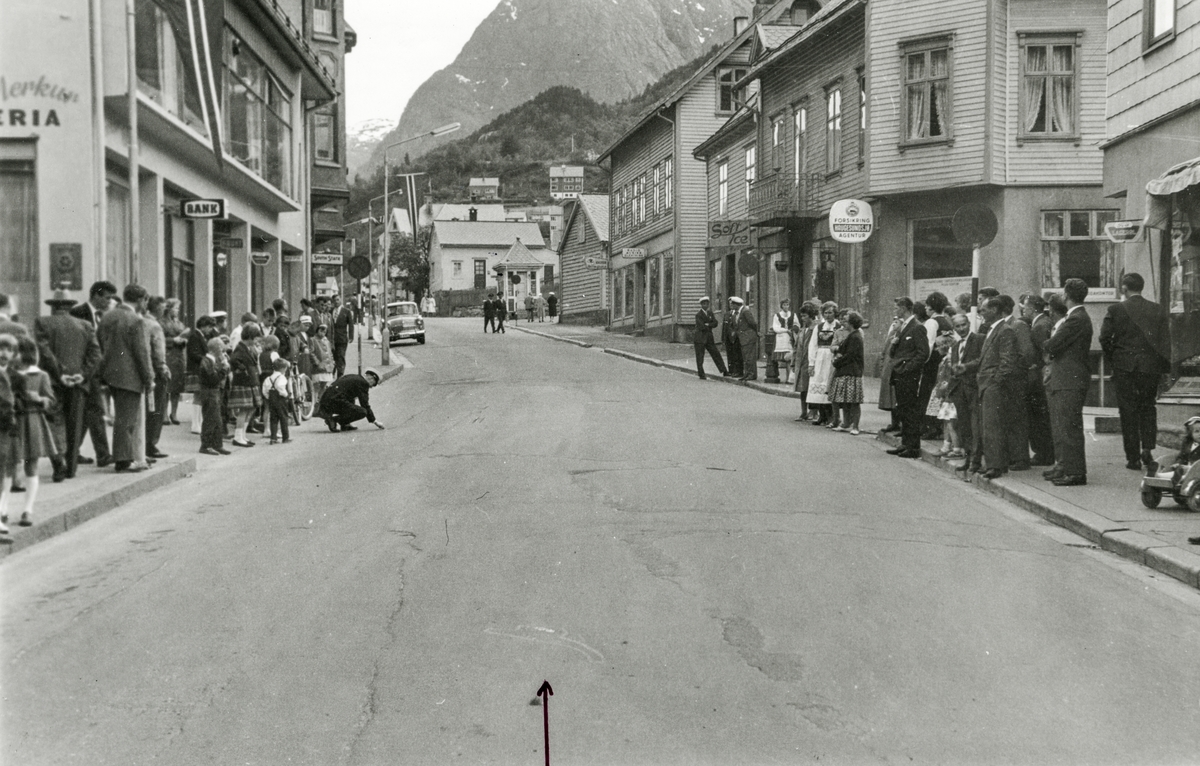Politiet på plass etter ei ulukka i Røldal-Haukelivegen, Odda sentrum ...