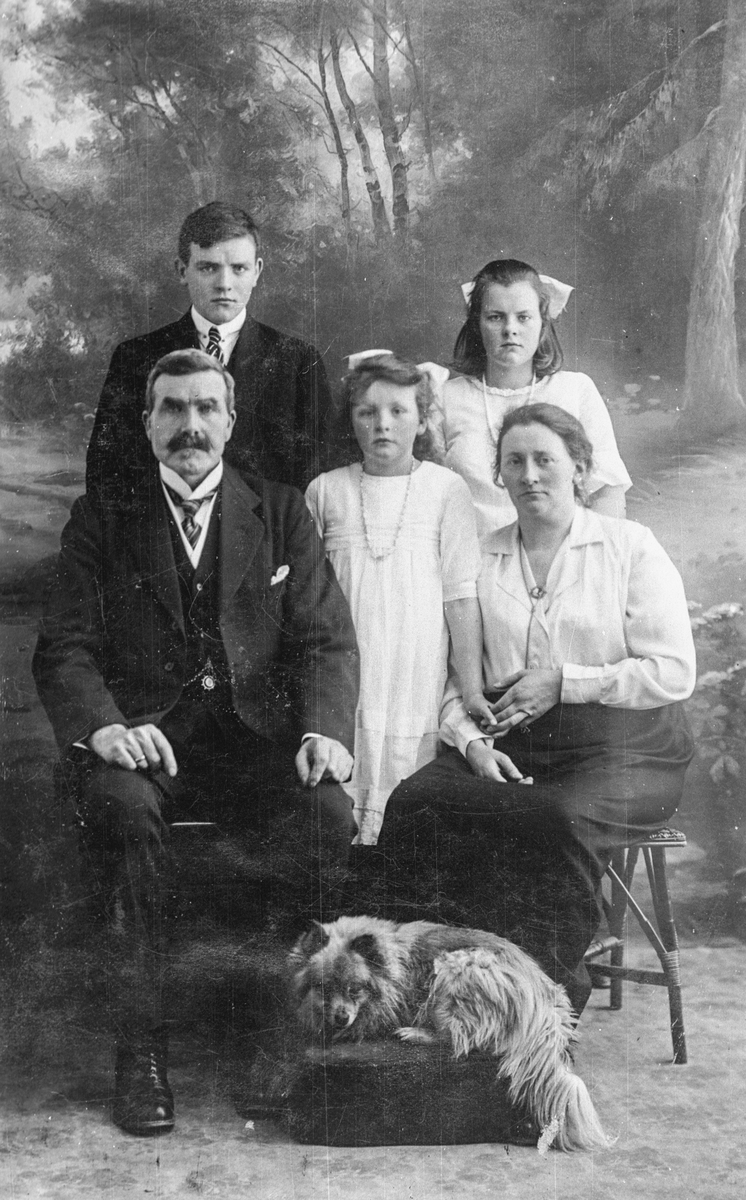 Lars og Agnes Apold med barn og hund - Kraftmuseet / DigitaltMuseum