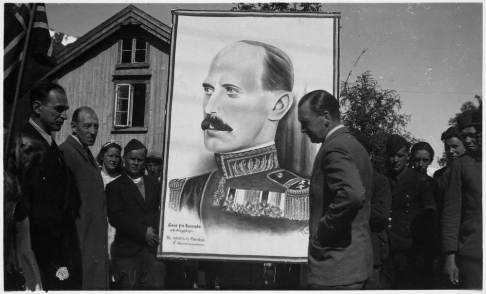 Bilde av Kong Haakon VII. Lagd av Cemen Taranenko i kullstift. Gave fra ...