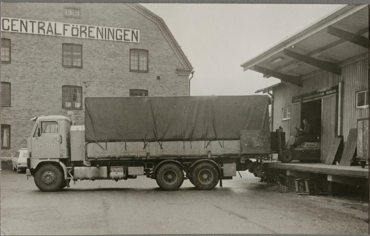 Lastbil vid lastkaj. - Järnvägsmuseet / DigitaltMuseum