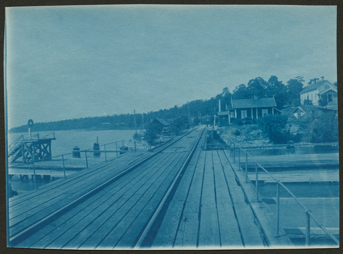 Bro över Kvicksund, den första, som byggdes på 1870-talet ...