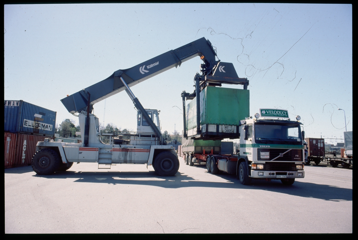 Lastning av container på lastbil. - Järnvägsmuseet / DigitaltMuseum