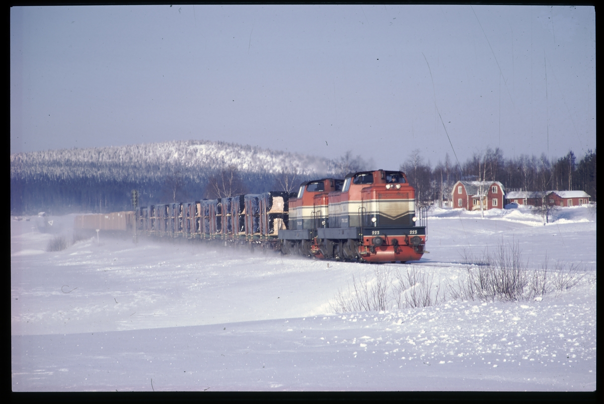 Godståg med Statens Järnvägar SJ T43 223 multipelkoplad med SJ T43-lok ...