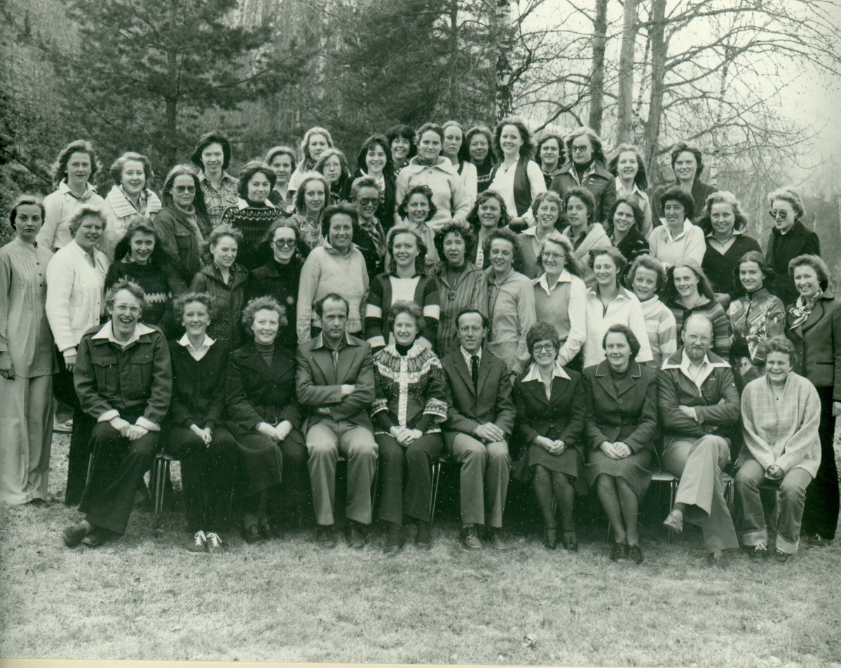 Buskerud husflidsskole 1978. 1. rekkje frå v.: Jon Sandsmark, Mette ...