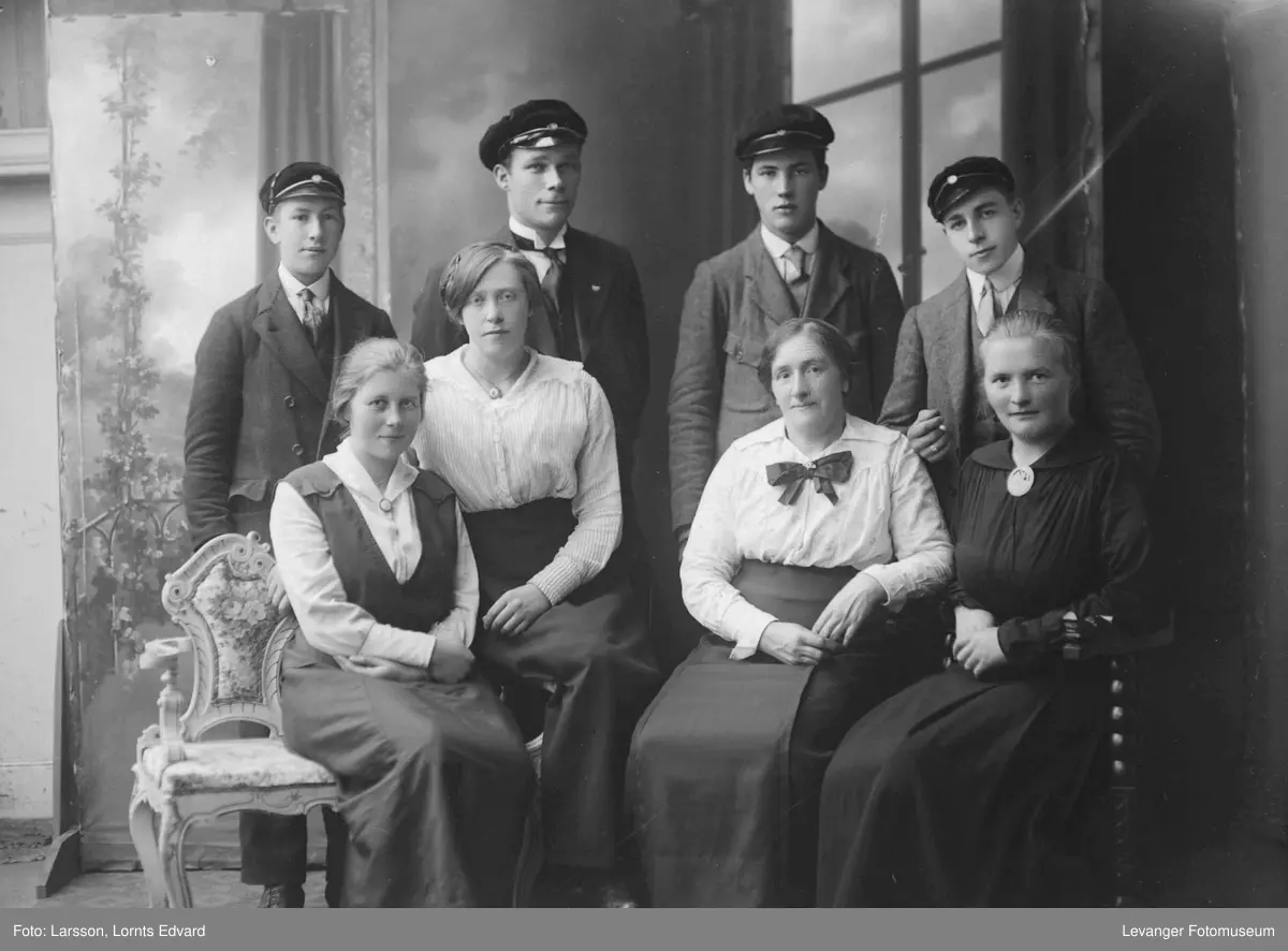 Gruppebilde av meieri betjening - Levanger Fotomuseum / DigitaltMuseum