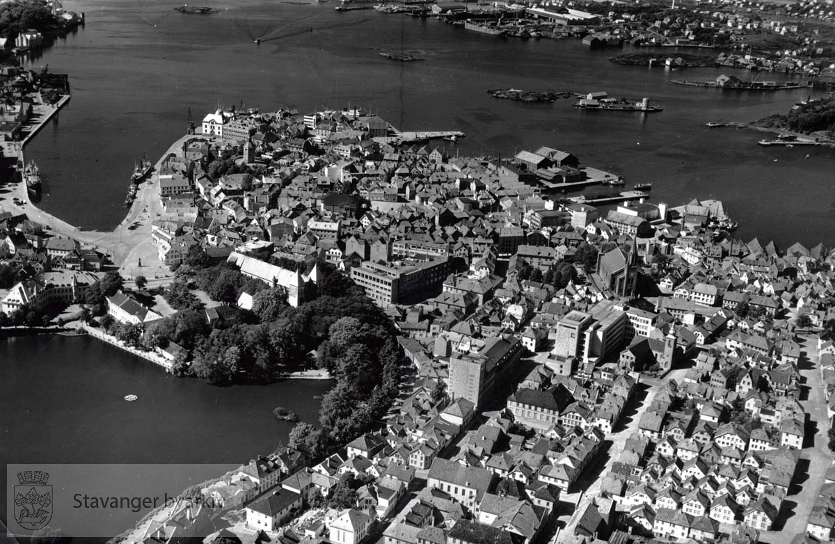 Flyfoto av Stavanger sentrum mot nord - Stavanger byarkiv / DigitaltMuseum