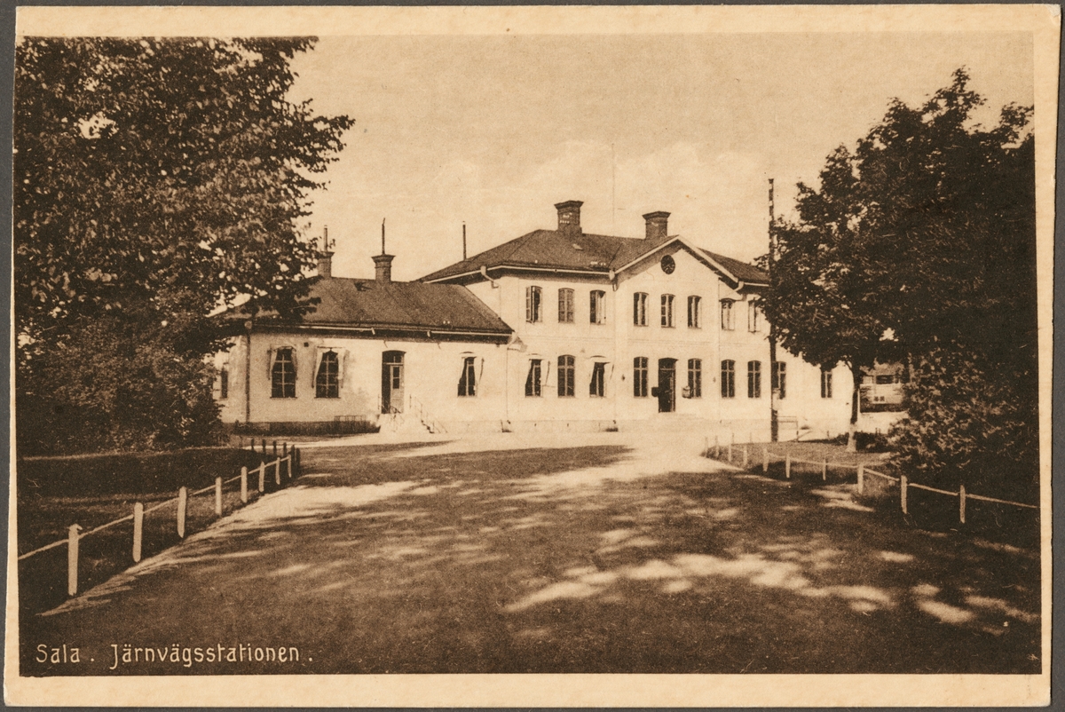 Sala station från gatusidan. - Järnvägsmuseet / DigitaltMuseum