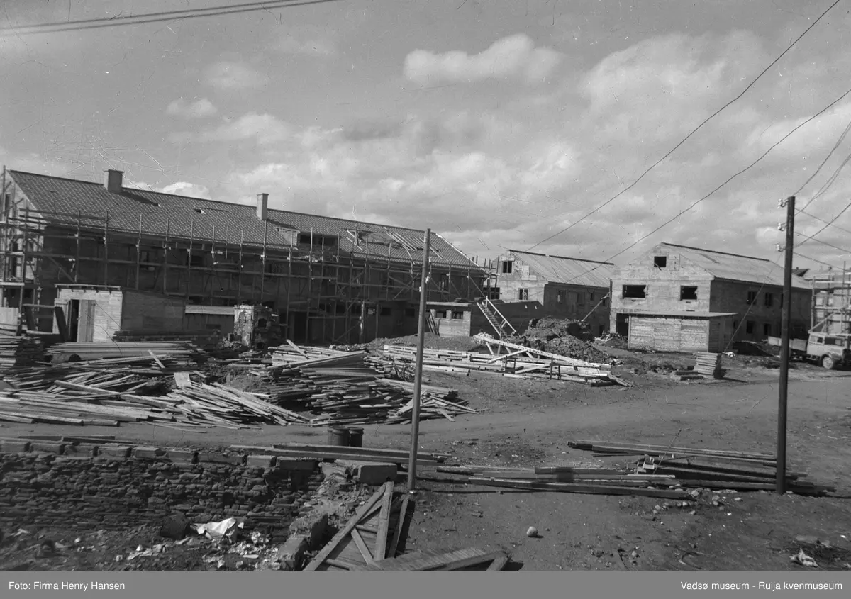 Telegrafen bygges i Vadsø i 1954. Arkitektene er Thv. og Henning Astrup ...