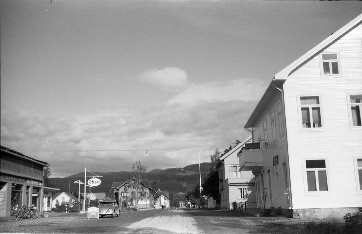 Tettsted, trolig Dokka sentrum 1958. - Mjøsmuseet / DigitaltMuseum