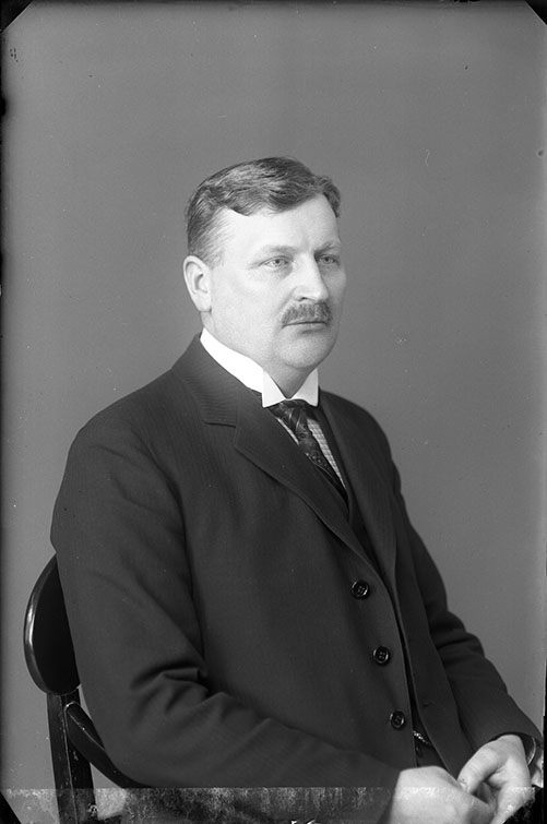 Porträtt av köpman Gustaf Rahm sittande på en stol. - Grenna Museum ...