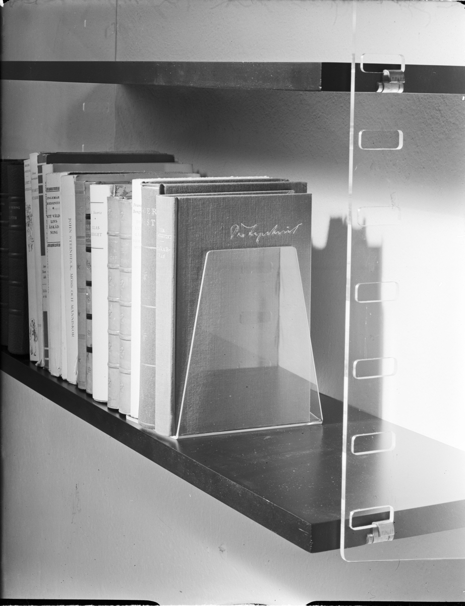 BOKSTÖD I BOKHYLLA. STRINGHYLLA PLEX. - ArkDes / DigitaltMuseum