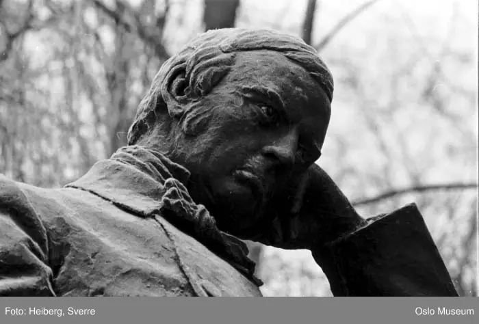 Welhaven-statuen på Riddervolds plass. -#N# Oslo Museum /#N# DigitaltMuseum