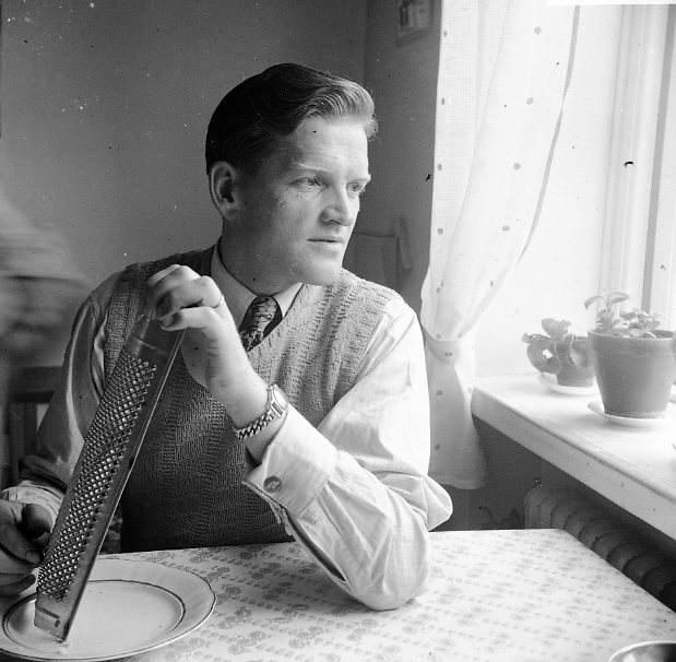 Man som river grönsaker. - Miliseum / DigitaltMuseum