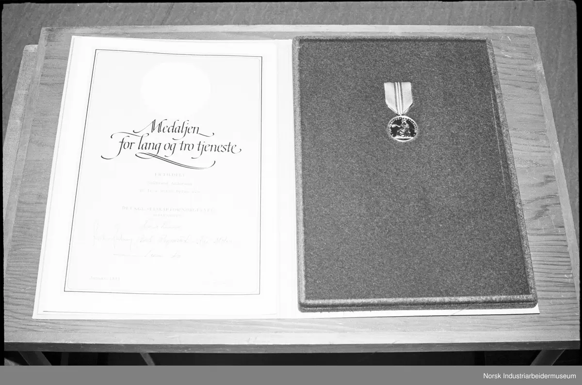 Norges Vels Medalje. Medalje for lang og tro tjeneste i arbeidslivet ...