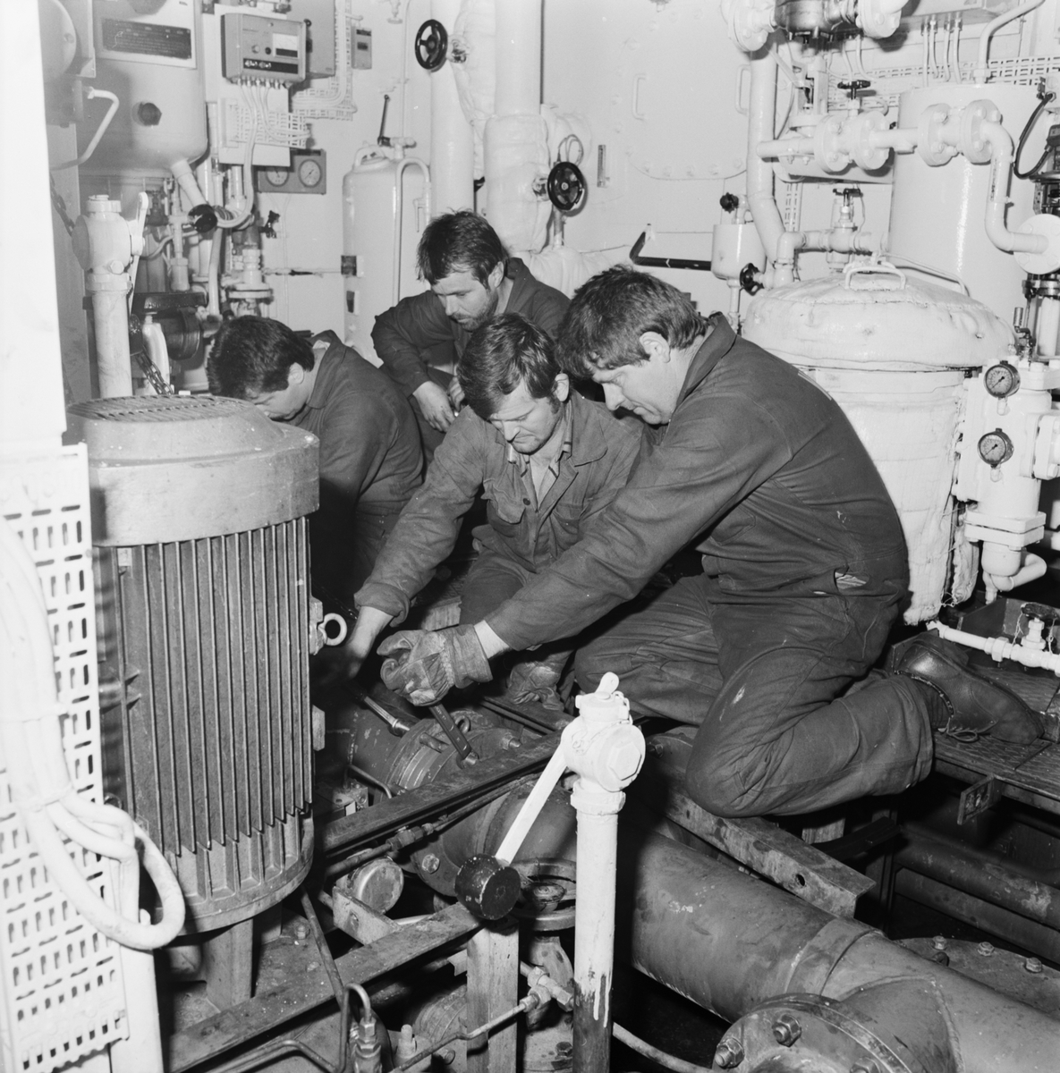 Arbetsbilder på Baltic Print i botten och maskinrum - Marinmuseum ...
