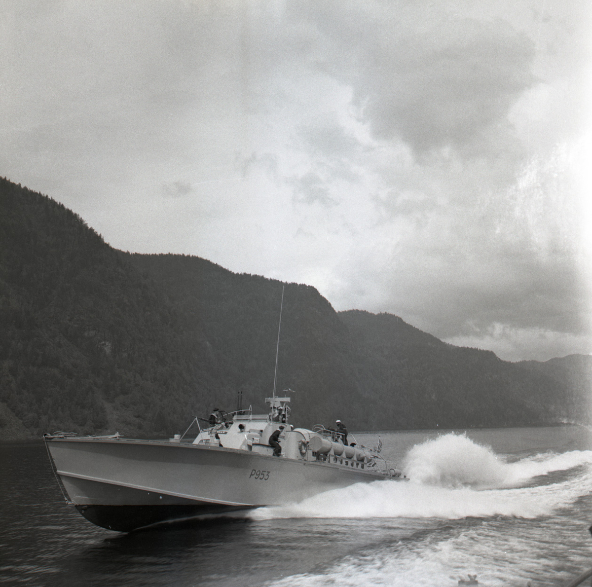 Samlefoto: Elco-klasse MTB-er gjennom Bandak-kanalen i juli 1953. Full ...