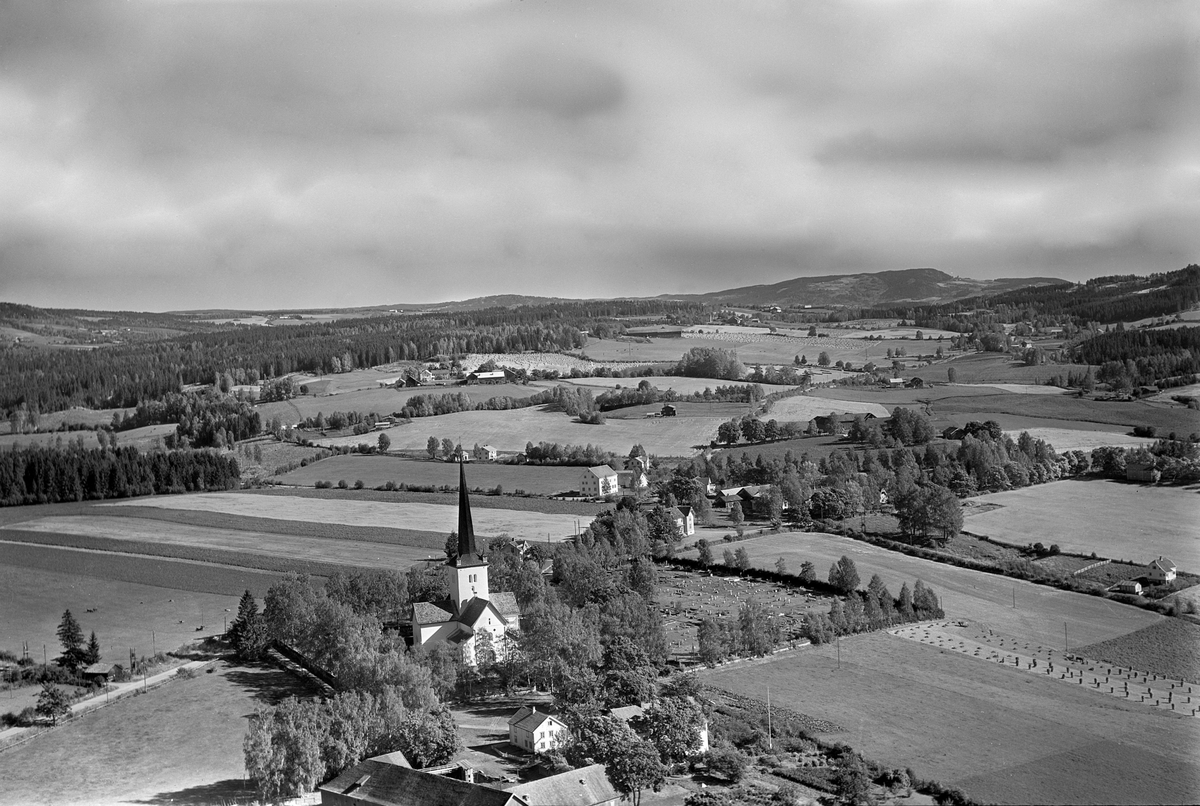 Flyfoto av Ringsaker kirke og landskapet rundt. - Anno Domkirkeodden ...