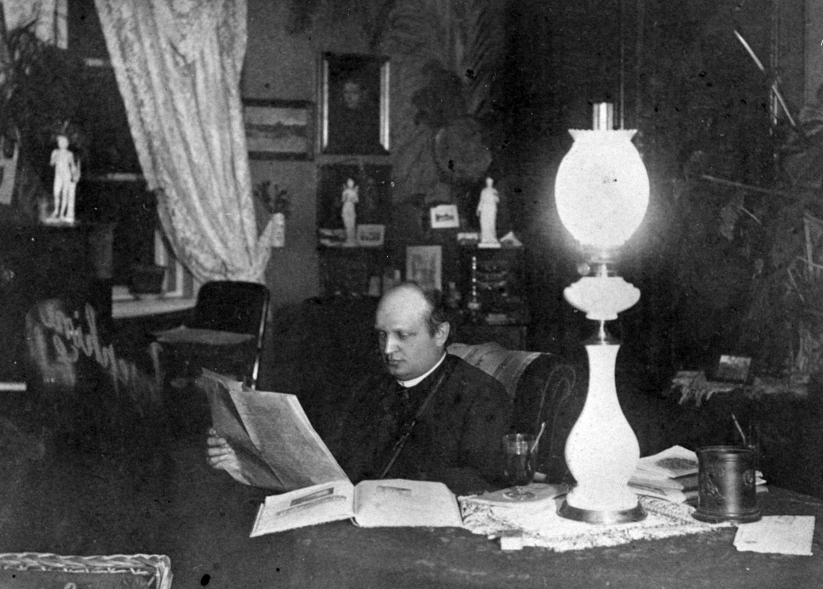 General Christian Wilhelm Engel Bredal Olssøn (1844-1915) leser ...