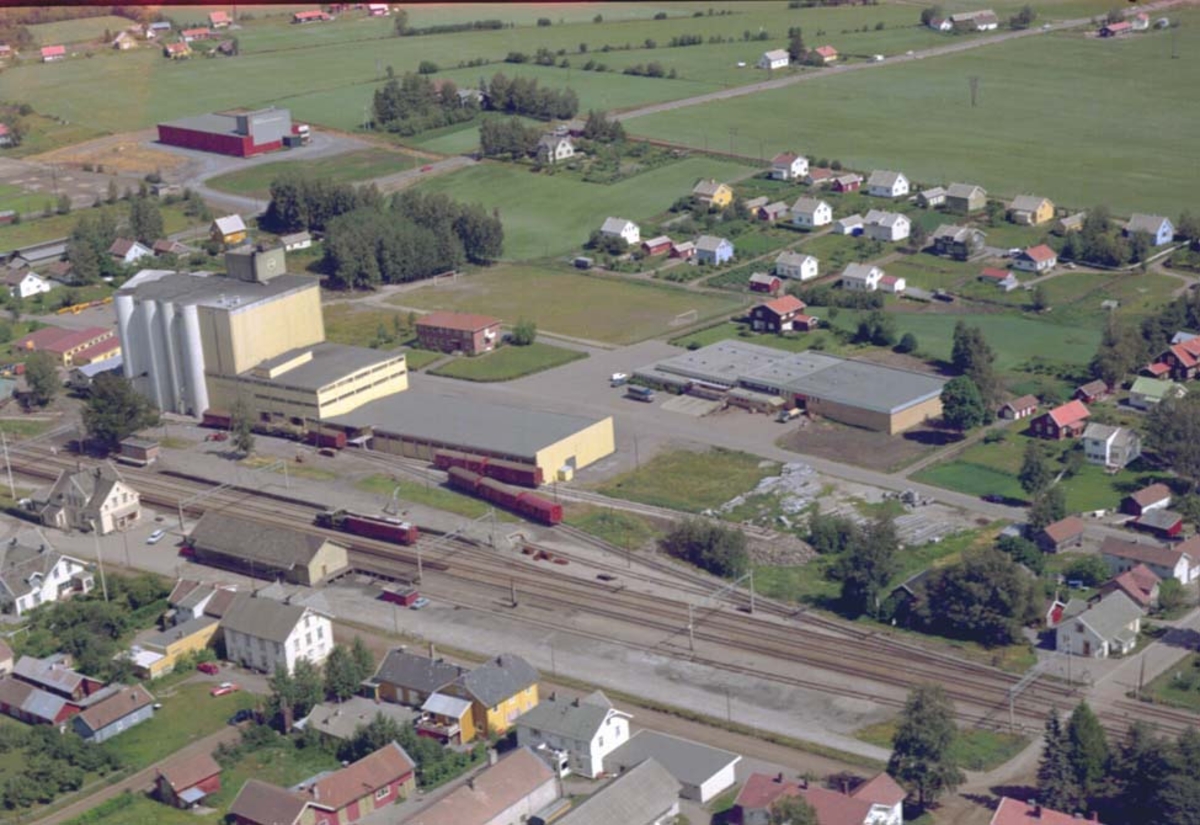 FLYFOTO STANGE SENTRUM, FELLESKJØPETS KORNSILO - Anno Domkirkeodden ...