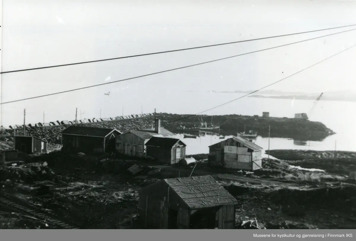 Panorama over molo under bygging i Gamvik, flere brakkehus. Gamvik 1963 ...