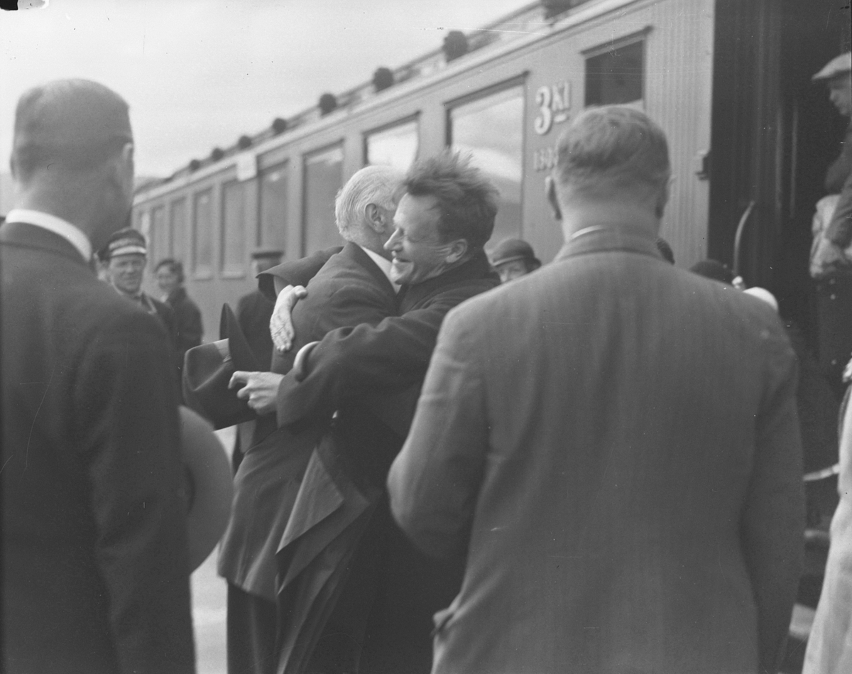 Den svenske erkebiskop Erling Eidem og hans kone Elisabeth ankommer ...