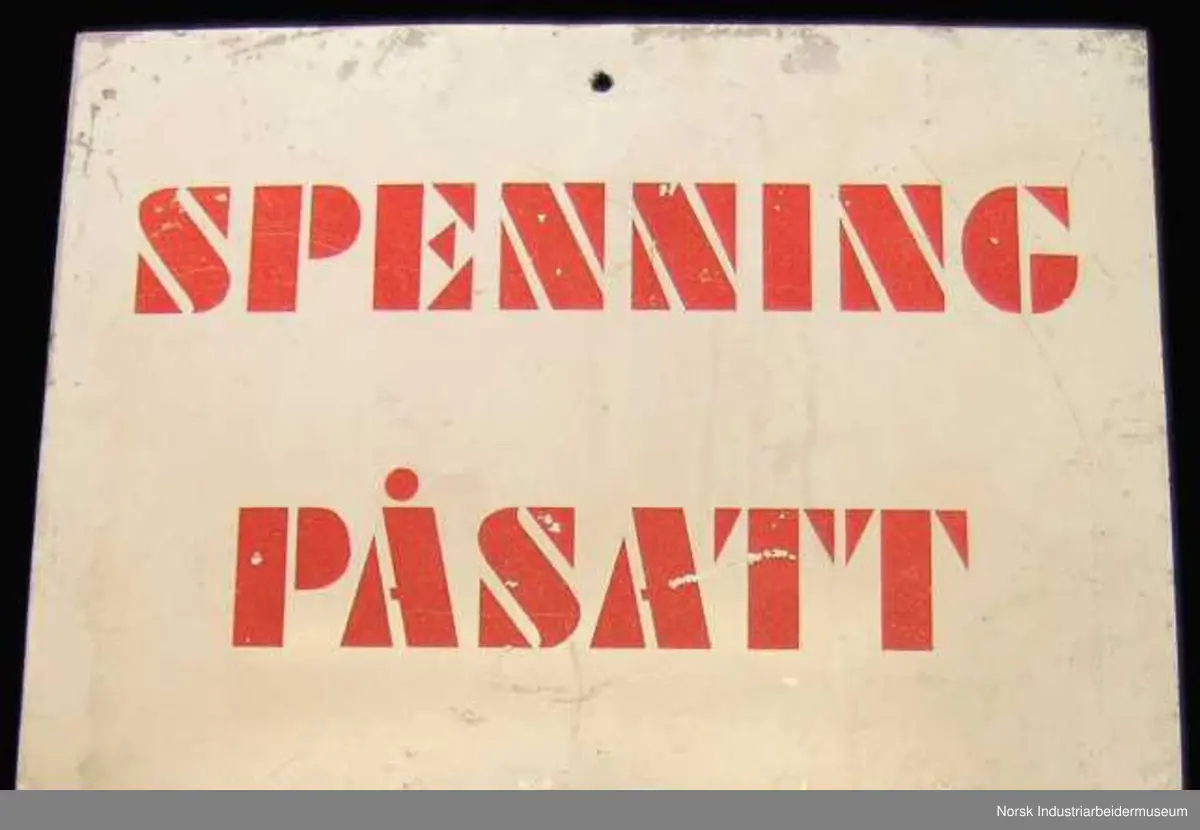 Skilt. Spenning påsatt - Norsk Industriarbeidermuseum / DigitaltMuseum