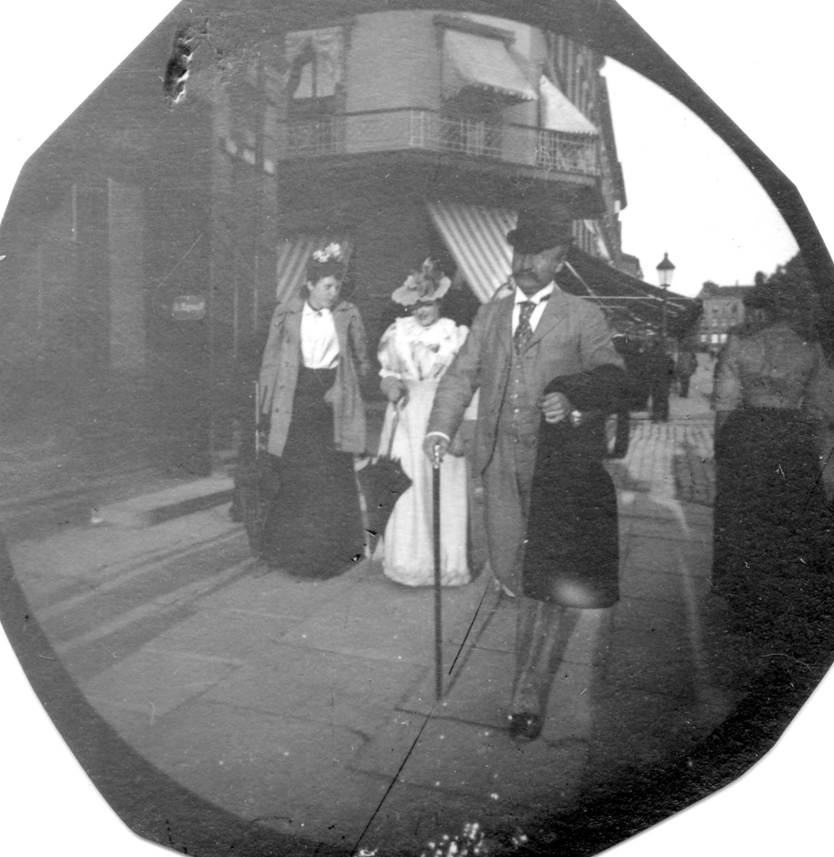 Mennesker i bygate, ant. Karl Johans gate, Oslo. Petter Fischer med ...