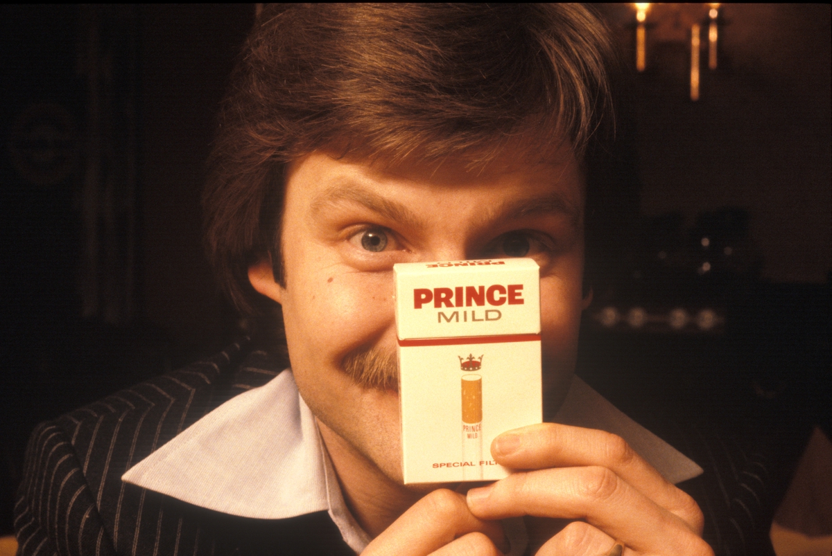 Reklamefoto med Tom Mathisen i rollen som en mann som viser frem en ...