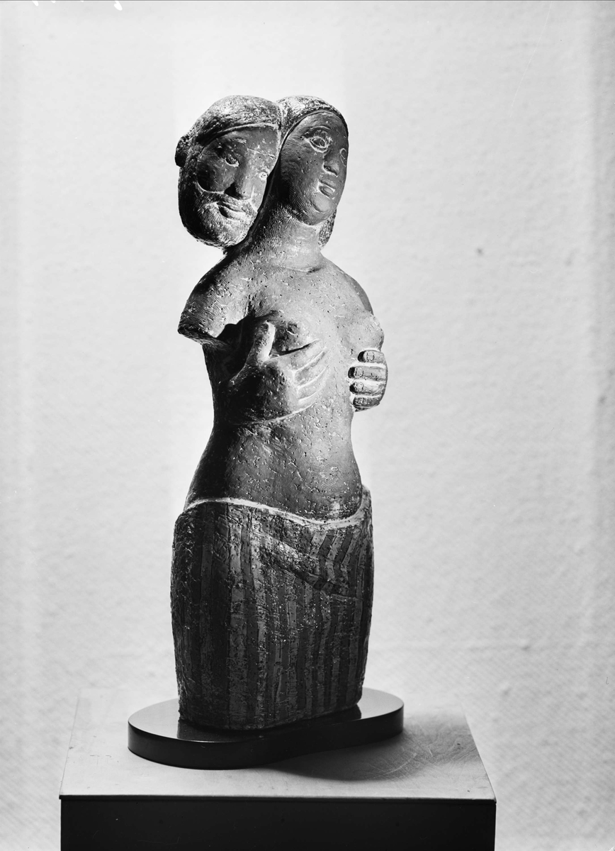 Skulptur av en kvinna med en man från Upsala-Ekeby AB, Uppsala 1949 ... Skulptur av en kvinna med en man från Upsala-Ekeby AB, Uppsala 1949 ...