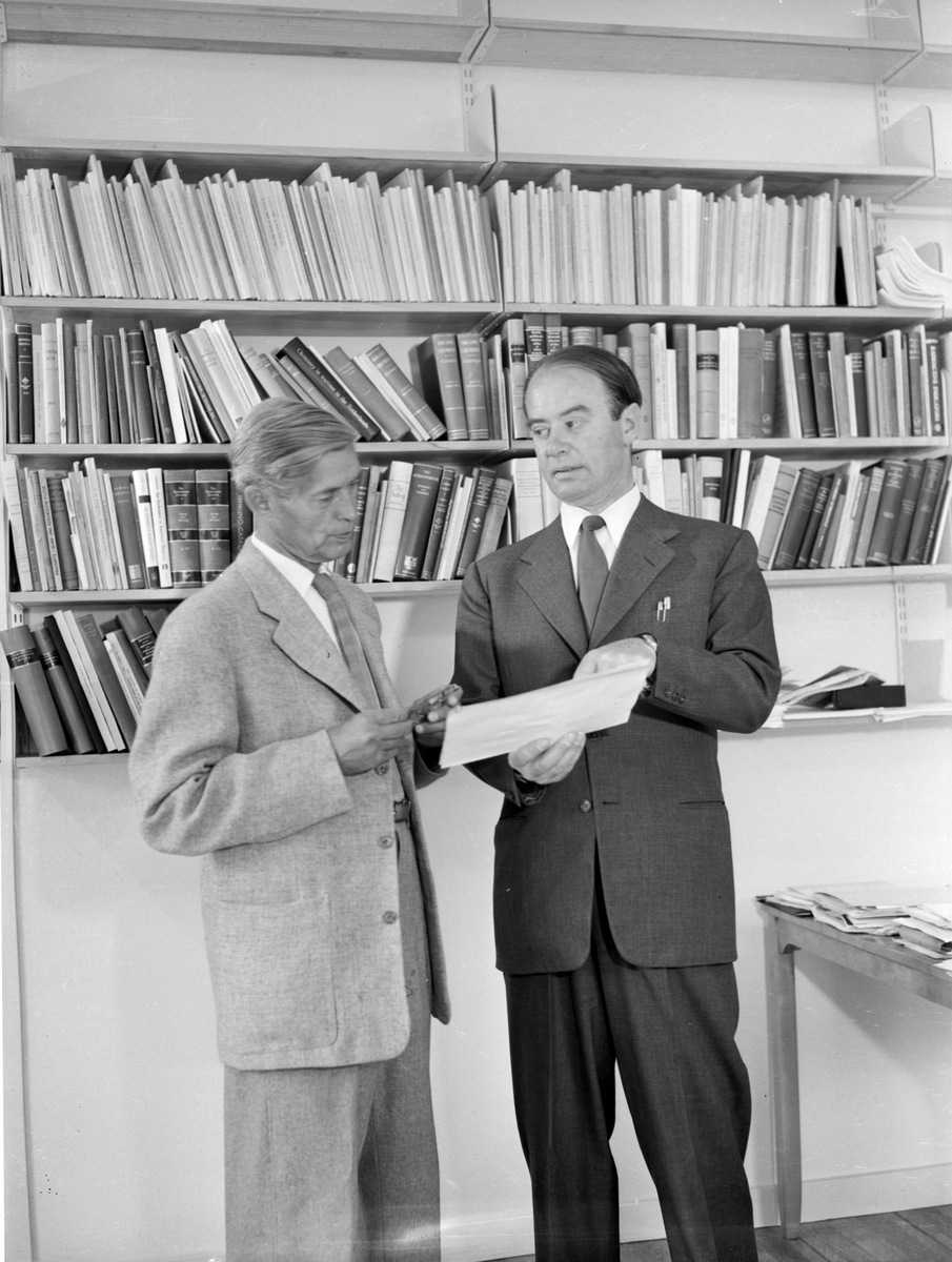Professorerna Arne Tiselius och The Svedberg, Uppsala 1953 ...