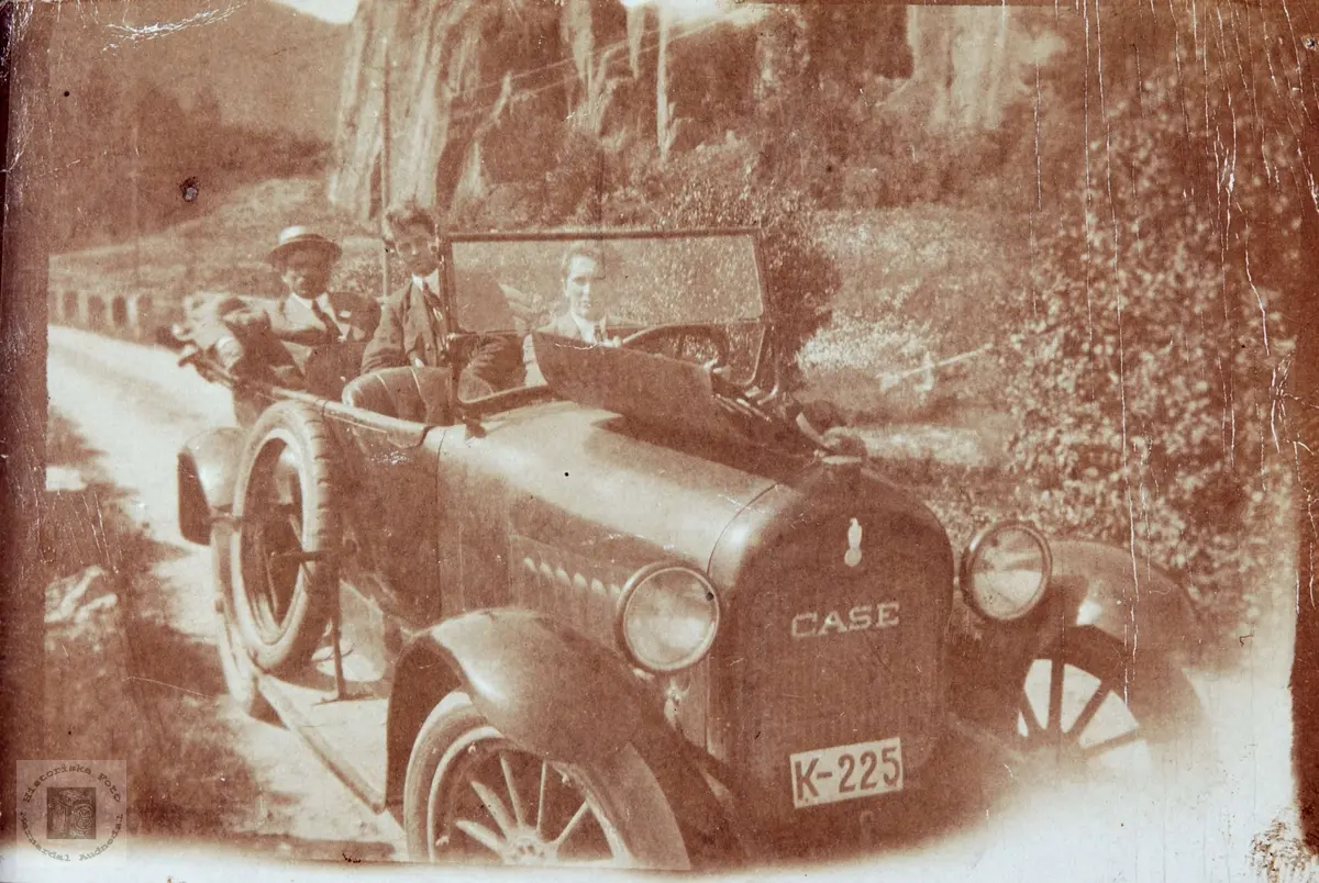 Gammel bil av merke Case med motortrøbbel. Bilen har ...