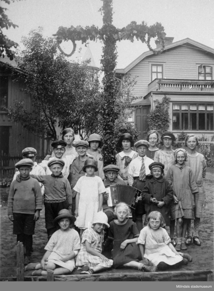 Midsommarfirande på Kvarnbygatan 23, 1920-tal. Första raden från ...