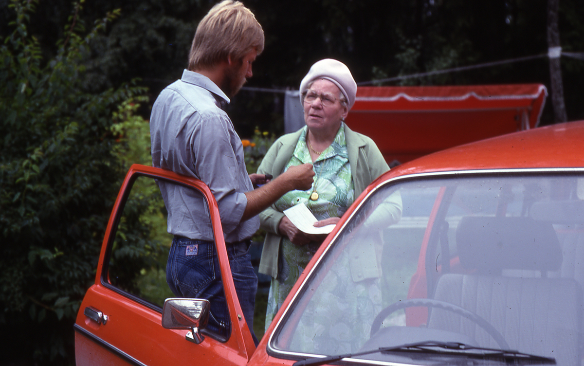Lantbrevbärare Mikael Mattsson har kommit till Hygel Byle. Signe ...