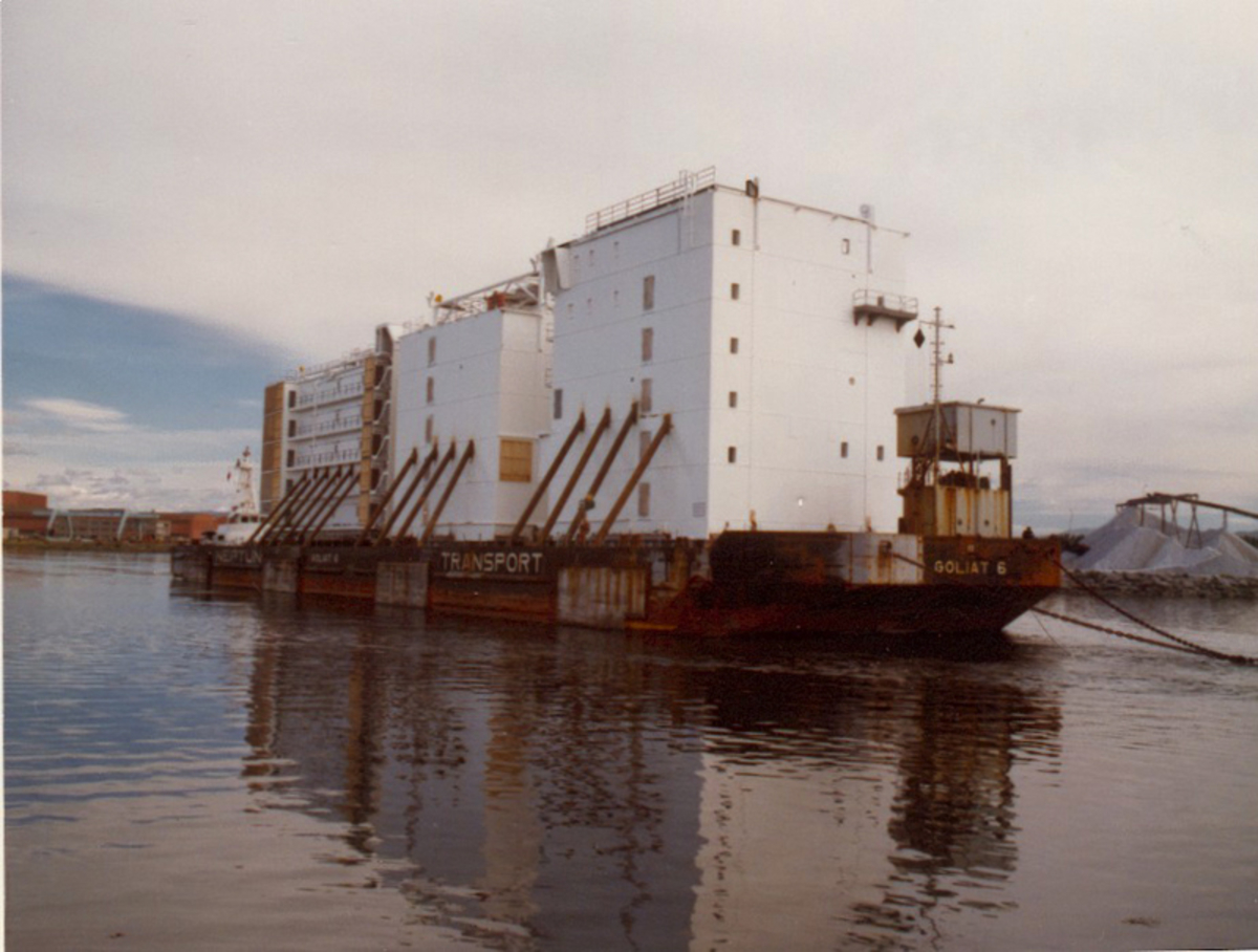 Boligmoduler til Ekofisk 2/4 H fraktes på lektere fra Aker Verdal ...