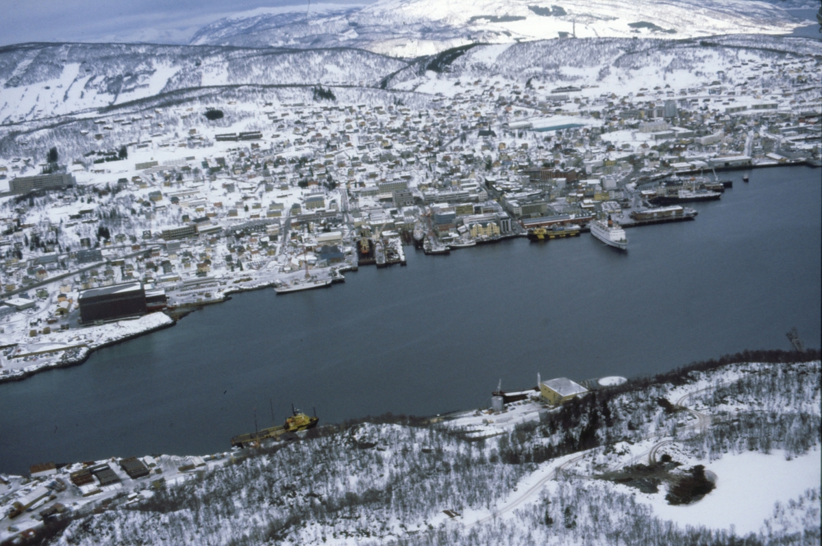 Flyfoto av Harstad, tatt under en NATO-øvelse på 1980-tallet. - Sør ...