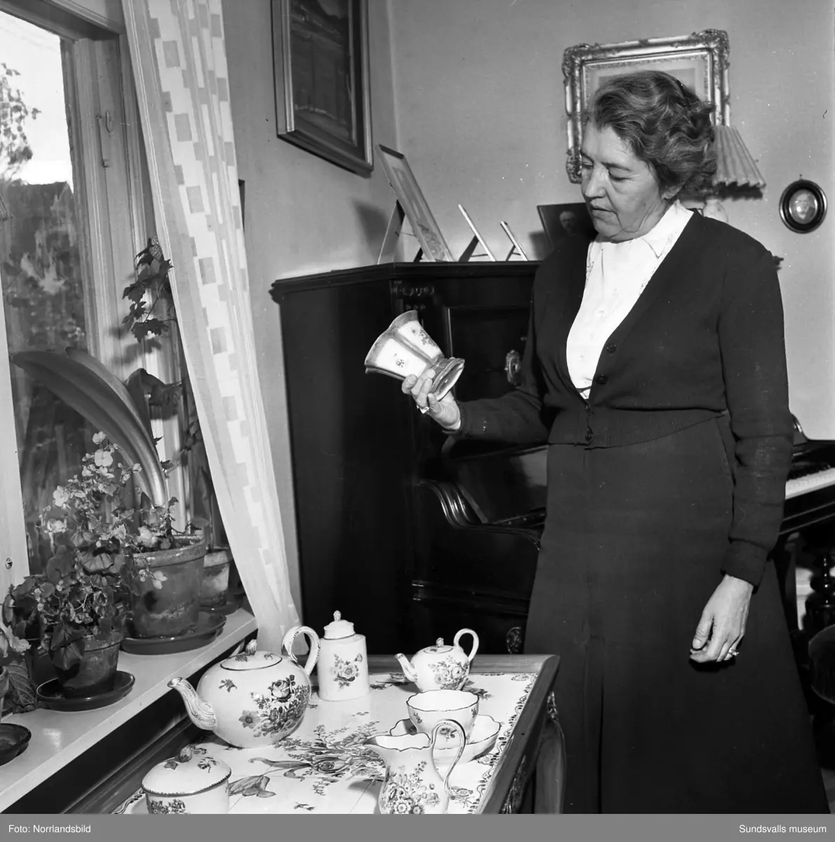 Fru Stina Hellberg visar upp sin hobby, porslinsmålning. Södra järnvägsgatan 47. - Sundsvalls ...