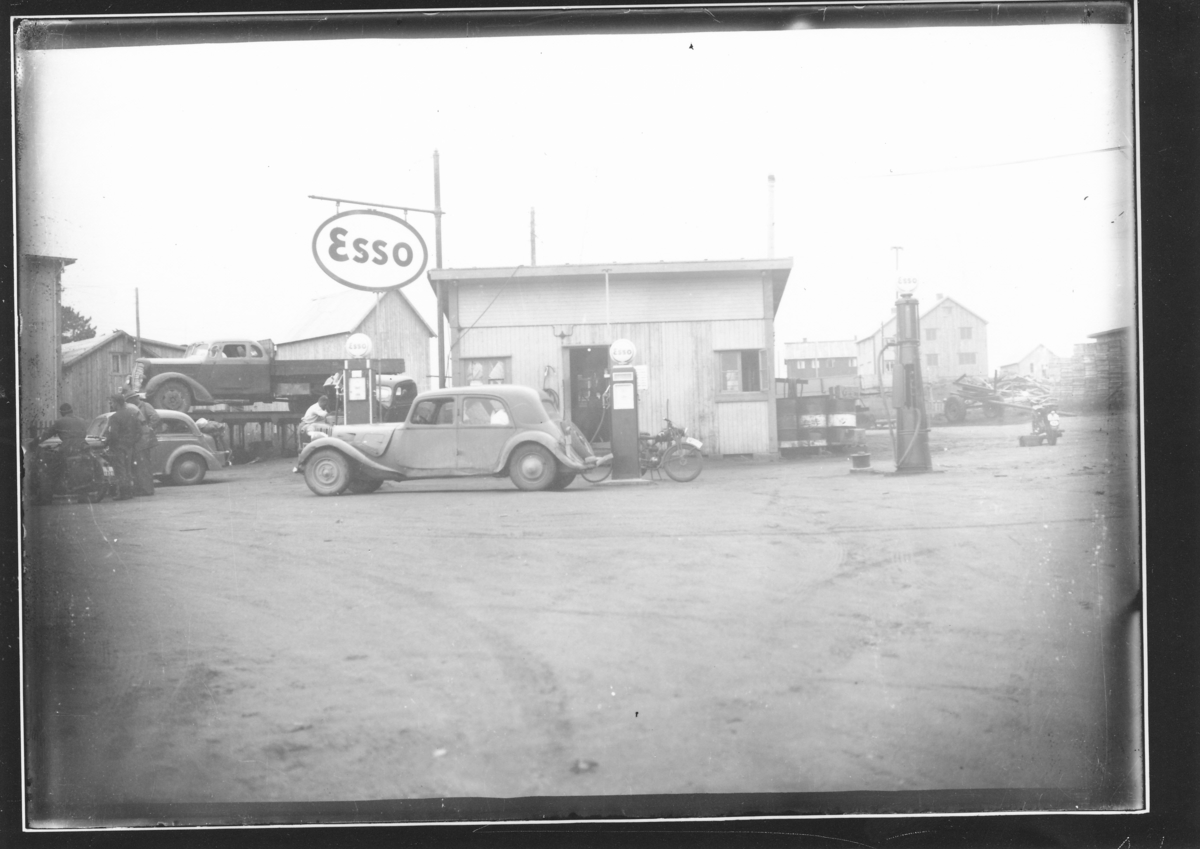 Esso bensinstasjon, Sørlandsveien, Mo. Biler og omkringliggende ...