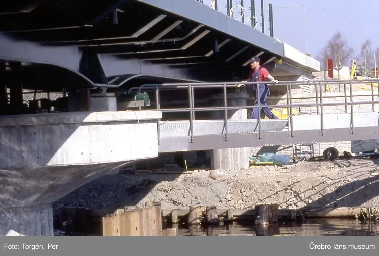 Bygge av buss- och cykelbro över Svartån stra nedanför slussen ...