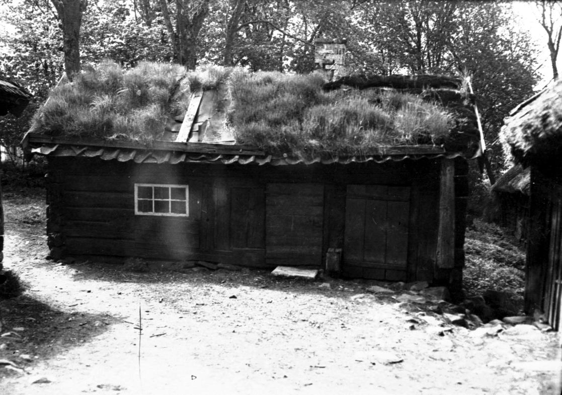 Gammal stuga, Exteriör - ett av husen, fyra hus på en kringbyggd gård ...