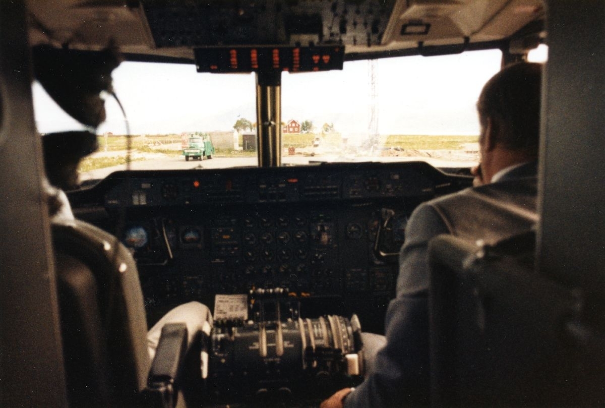 Lufthavn/Flyplass. Skagen, Stokmarknes. Cockpit til et fly, DHC-7 ...