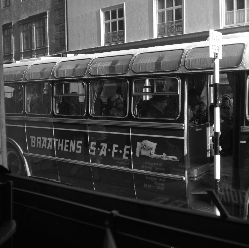 Landskap. Braathens SAFE's flybuss utenfor bykontoret i Oslo sentrum ...