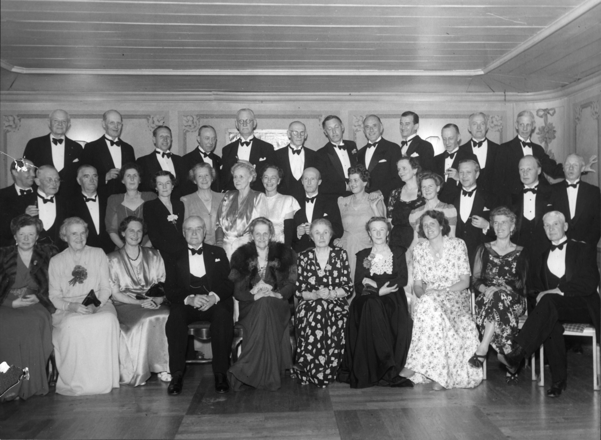 Gruppbild, fest. - Miliseum / DigitaltMuseum